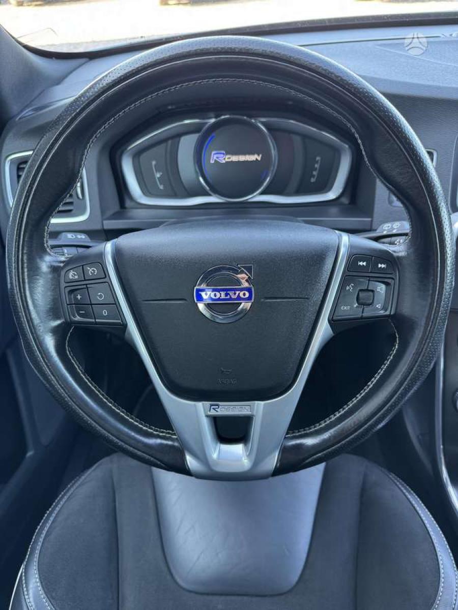 Grey Volvo V60 2018 in Alytus, with an engine capacity of 1.97 L and mileage of 240 thousand km for 8950 €, photo 23 on AUTOMOTO.COM.LV