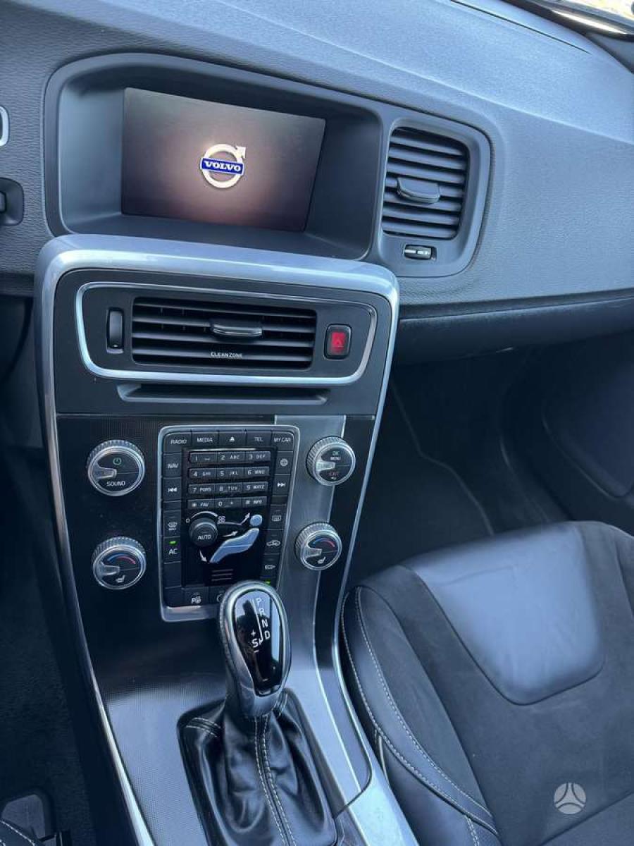 Grey Volvo V60 2018 in Alytus, with an engine capacity of 1.97 L and mileage of 240 thousand km for 8950 €, photo 27 on AUTOMOTO.COM.LV