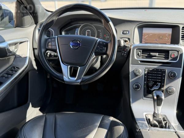 Pelēks Volvo V60 2018 Rīga, ar dzinēja tilpumu 2.00 L un nobraukumu 241 tūkst. km par 9850 €, foto 5 vietnē AUTOMOTO.COM.LV