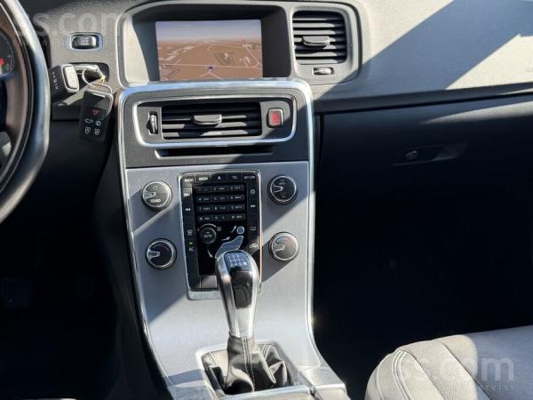 Pelēks Volvo V60 2018 Rīga, ar dzinēja tilpumu 2.00 L un nobraukumu 241 tūkst. km par 9850 €, foto 9 vietnē AUTOMOTO.COM.LV