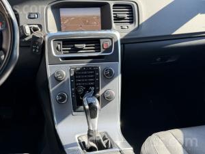 Pelēks Volvo V60 2018 Rīga, ar dzinēja tilpumu 2.00 L un nobraukumu 241 tūkst. km par 9850 €, foto 10 vietnē AUTOMOTO.COM.LV