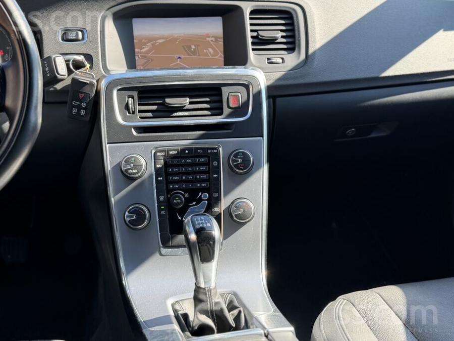 Pelēks Volvo V60 2018 Rīga, ar dzinēja tilpumu 2.00 L un nobraukumu 241 tūkst. km par 9850 €, foto 10 vietnē AUTOMOTO.COM.LV
