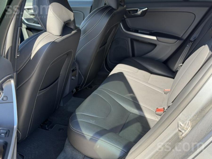 Pelēks Volvo V60 2018 Rīga, ar dzinēja tilpumu 2.00 L un nobraukumu 241 tūkst. km par 9850 €, foto 16 vietnē AUTOMOTO.COM.LV