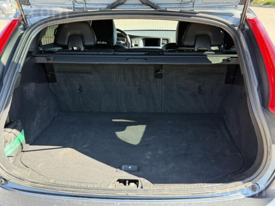 Pelēks Volvo V60 2018 Rīga, ar dzinēja tilpumu 2.00 L un nobraukumu 241 tūkst. km par 9850 €, foto 17 vietnē AUTOMOTO.COM.LV