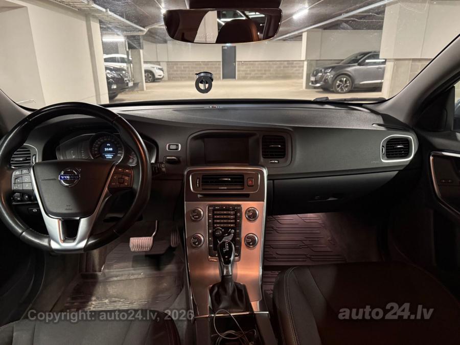 Grey Volvo V60 2018 in Tallinn, with an engine capacity of 2.00 L and mileage of 124 thousand km for 13500 €, photo 6 on AUTOMOTO.COM.LV