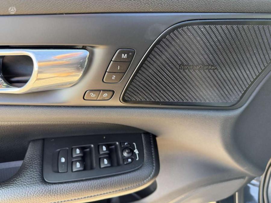 Grey Volvo V60 2018 in Joniskis, with an engine capacity of 2.00 L and mileage of 112 thousand km for 16300 €, photo 15 on AUTOMOTO.COM.LV
