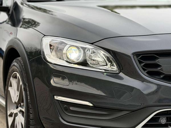 Grey Volvo V60 2018 in Taurage, with an engine capacity of 1.97 L and mileage of 222 thousand km for 9800 €, photo 9 on AUTOMOTO.COM.LV