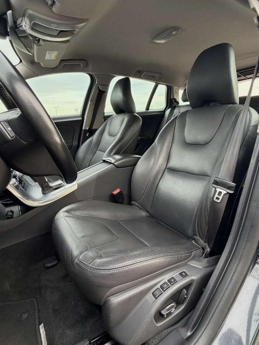 Pelēks Volvo V60 2018 Tauragė, ar dzinēja tilpumu 1.97 L un nobraukumu 222 tūkst. km par 9800 €, foto 35 vietnē AUTOMOTO.COM.LV