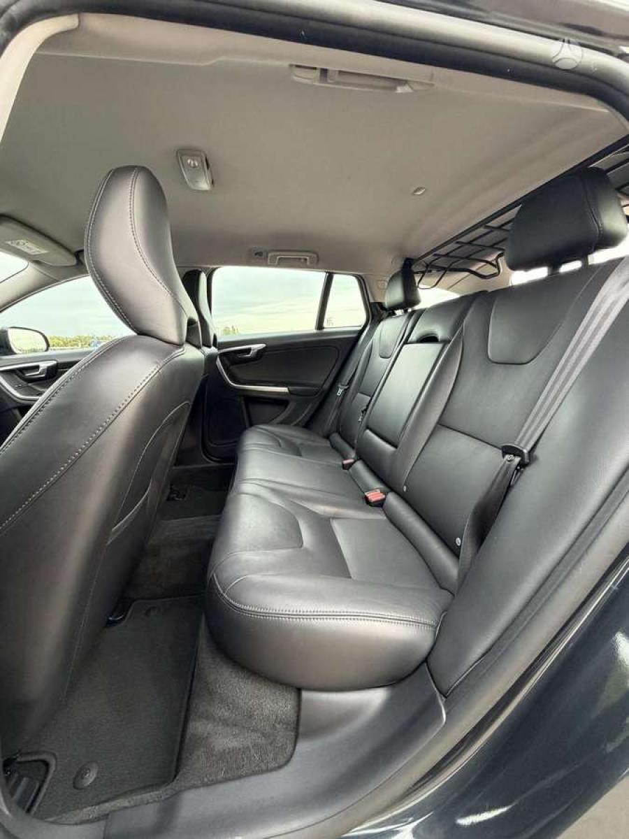Pelēks Volvo V60 2018 Tauragė, ar dzinēja tilpumu 1.97 L un nobraukumu 222 tūkst. km par 9800 €, foto 42 vietnē AUTOMOTO.COM.LV