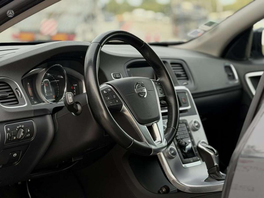 Pelēks Volvo V60 2018 Tauragė, ar dzinēja tilpumu 1.97 L un nobraukumu 222 tūkst. km par 9800 €, foto 49 vietnē AUTOMOTO.COM.LV