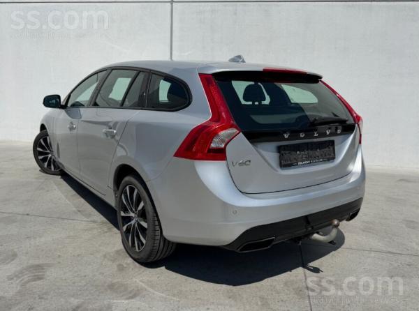 Volvo V60 2018 Valmiera vietnē Pelēks Volvo V60 2018 Valmiera, ar dzinēja tilpumu 2.00 L un nobraukumu 152 tūkst. km par 12800 €, foto 5 vietnē AUTOMOTO.COM.LV