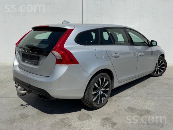Volvo V60 2018 Valmiera vietnē Pelēks Volvo V60 2018 Valmiera, ar dzinēja tilpumu 2.00 L un nobraukumu 152 tūkst. km par 12800 €, foto 7 vietnē AUTOMOTO.COM.LV