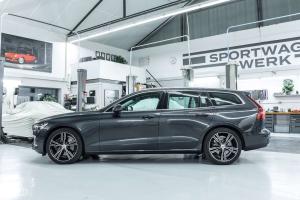 Grey Volvo V60 2019 in Kaunas, with an engine capacity of 2.00 L and mileage of 68 thousand km for 27437 €, photo 3 on AUTOMOTO.COM.LV