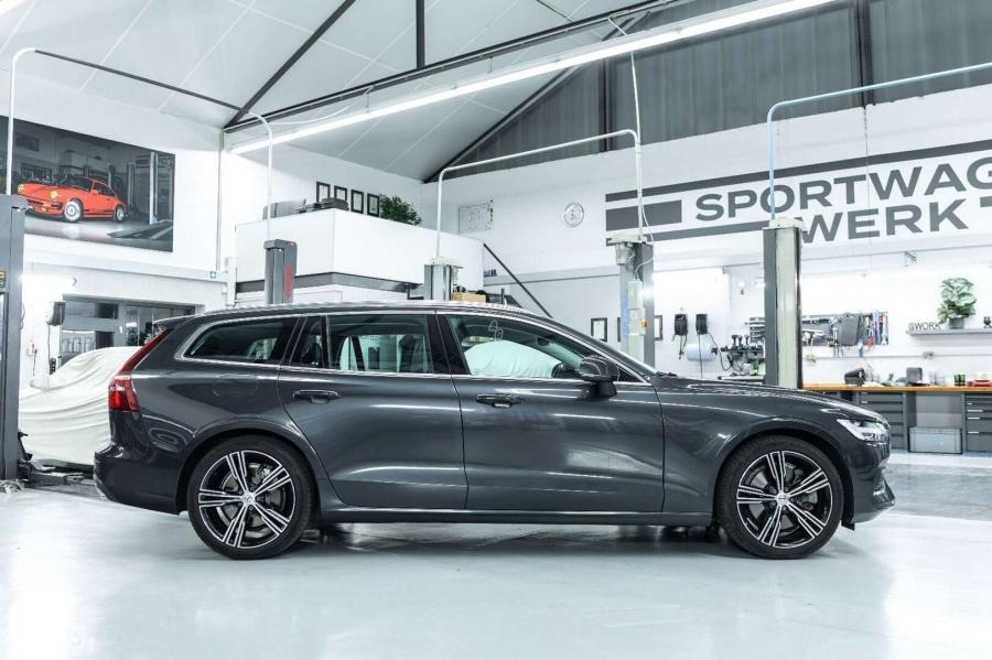 Grey Volvo V60 2019 in Kaunas, with an engine capacity of 2.00 L and mileage of 68 thousand km for 27437 €, photo 4 on AUTOMOTO.COM.LV