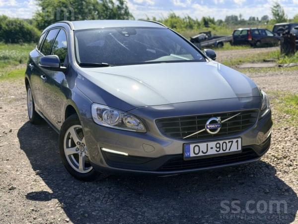 Pelēks Volvo V60 2019 Rīga, ar dzinēja tilpumu 2.00 L un nobraukumu 198 tūkst. km par 10995 €, foto 1 vietnē AUTOMOTO.COM.LV