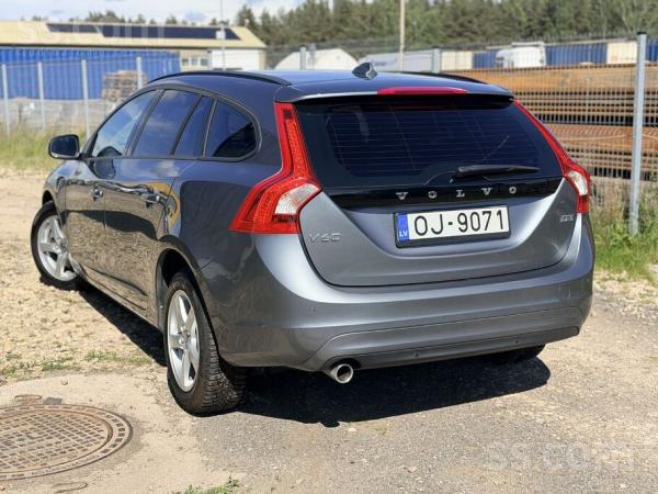 Pelēks Volvo V60 2019 Rīga, ar dzinēja tilpumu 2.00 L un nobraukumu 198 tūkst. km par 10995 €, foto 2 vietnē AUTOMOTO.COM.LV