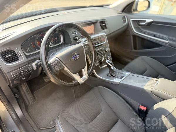 Pelēks Volvo V60 2019 Rīga, ar dzinēja tilpumu 2.00 L un nobraukumu 198 tūkst. km par 10995 €, foto 9 vietnē AUTOMOTO.COM.LV