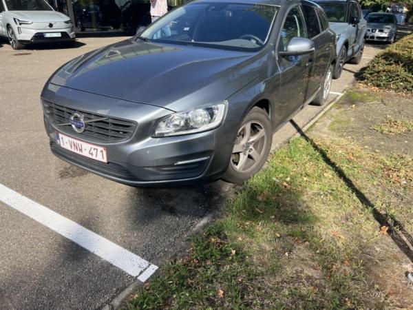 Grey Volvo V60 2019 in Riga, with an engine capacity of 2.00 L and mileage of 195 thousand km for 10995 €, photo 3 on AUTOMOTO.COM.LV