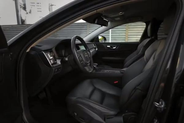 Pelēks Volvo V60 2019 Jelgava, ar dzinēja tilpumu 2.00 L un nobraukumu 166 tūkst. km par 19500 €, foto 9 vietnē AUTOMOTO.COM.LV
