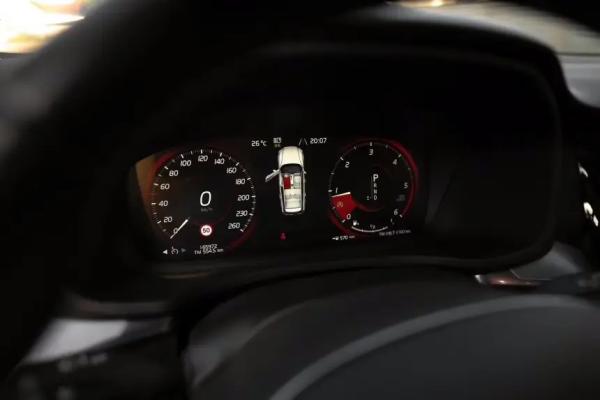 Pelēks Volvo V60 2019 Jelgava, ar dzinēja tilpumu 2.00 L un nobraukumu 166 tūkst. km par 19500 €, foto 10 vietnē AUTOMOTO.COM.LV