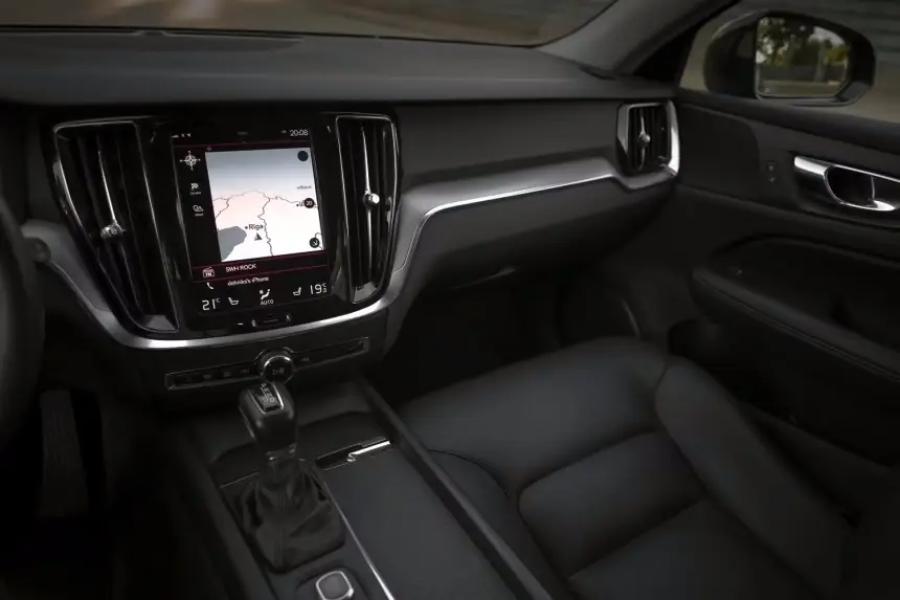 Pelēks Volvo V60 2019 Jelgava, ar dzinēja tilpumu 2.00 L un nobraukumu 166 tūkst. km par 19500 €, foto 13 vietnē AUTOMOTO.COM.LV