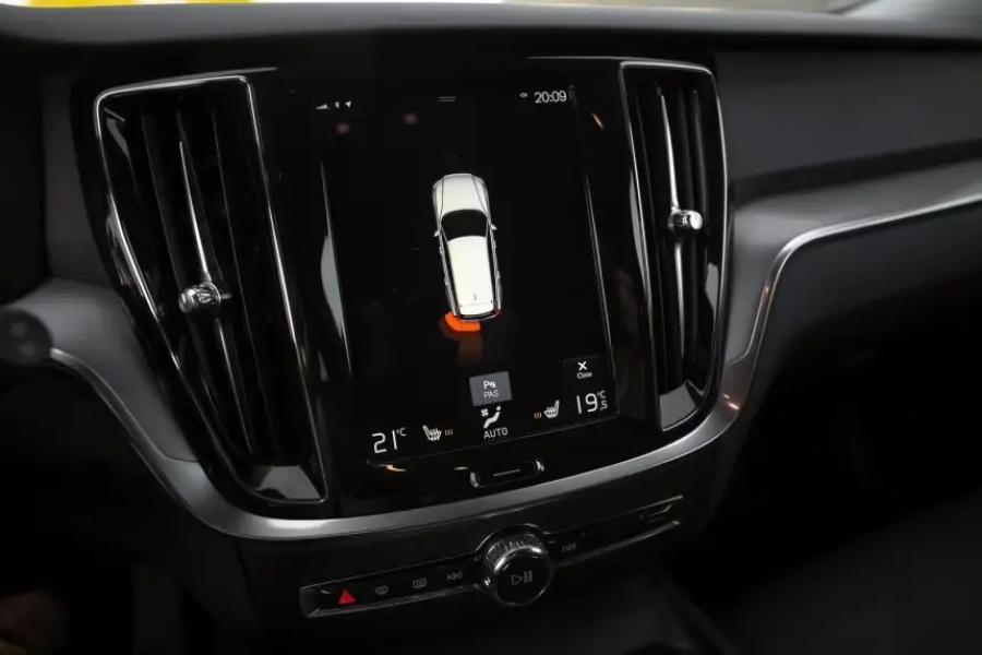 Pelēks Volvo V60 2019 Jelgava, ar dzinēja tilpumu 2.00 L un nobraukumu 166 tūkst. km par 19500 €, foto 15 vietnē AUTOMOTO.COM.LV
