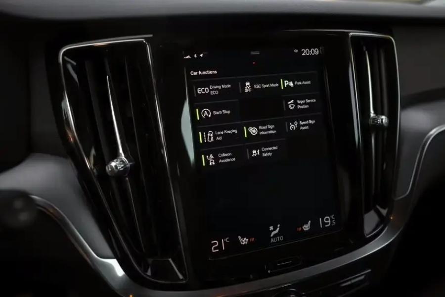 Pelēks Volvo V60 2019 Jelgava, ar dzinēja tilpumu 2.00 L un nobraukumu 166 tūkst. km par 19500 €, foto 16 vietnē AUTOMOTO.COM.LV