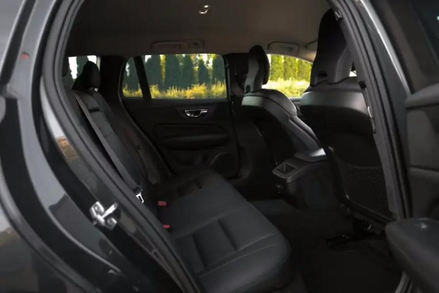Pelēks Volvo V60 2019 Jelgava, ar dzinēja tilpumu 2.00 L un nobraukumu 166 tūkst. km par 19500 €, foto 18 vietnē AUTOMOTO.COM.LV