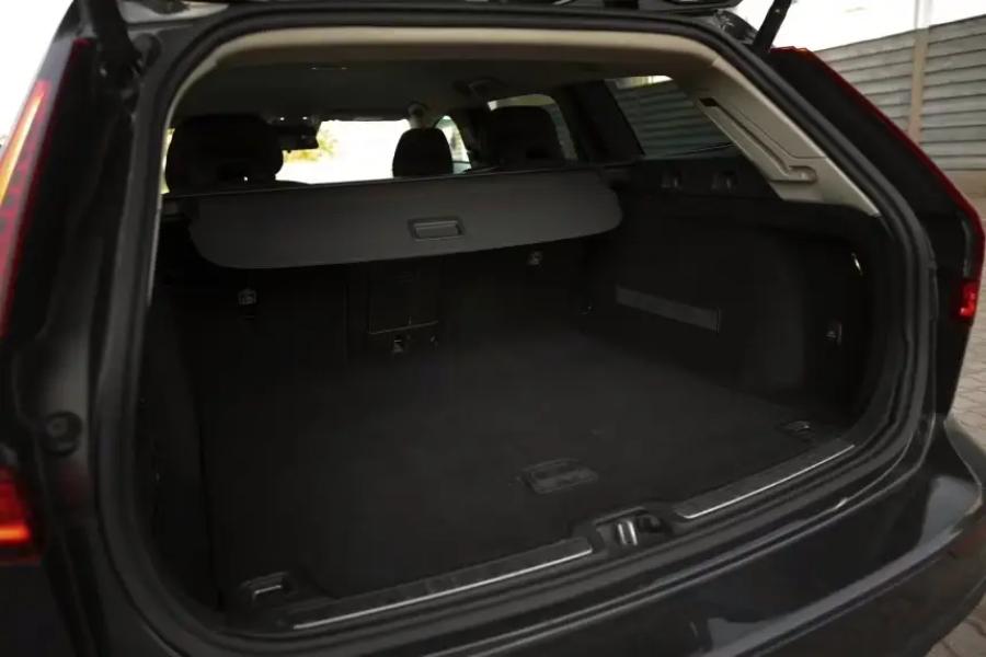 Pelēks Volvo V60 2019 Jelgava, ar dzinēja tilpumu 2.00 L un nobraukumu 166 tūkst. km par 19500 €, foto 19 vietnē AUTOMOTO.COM.LV