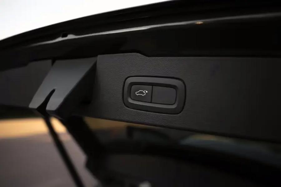 Pelēks Volvo V60 2019 Jelgava, ar dzinēja tilpumu 2.00 L un nobraukumu 166 tūkst. km par 19500 €, foto 20 vietnē AUTOMOTO.COM.LV