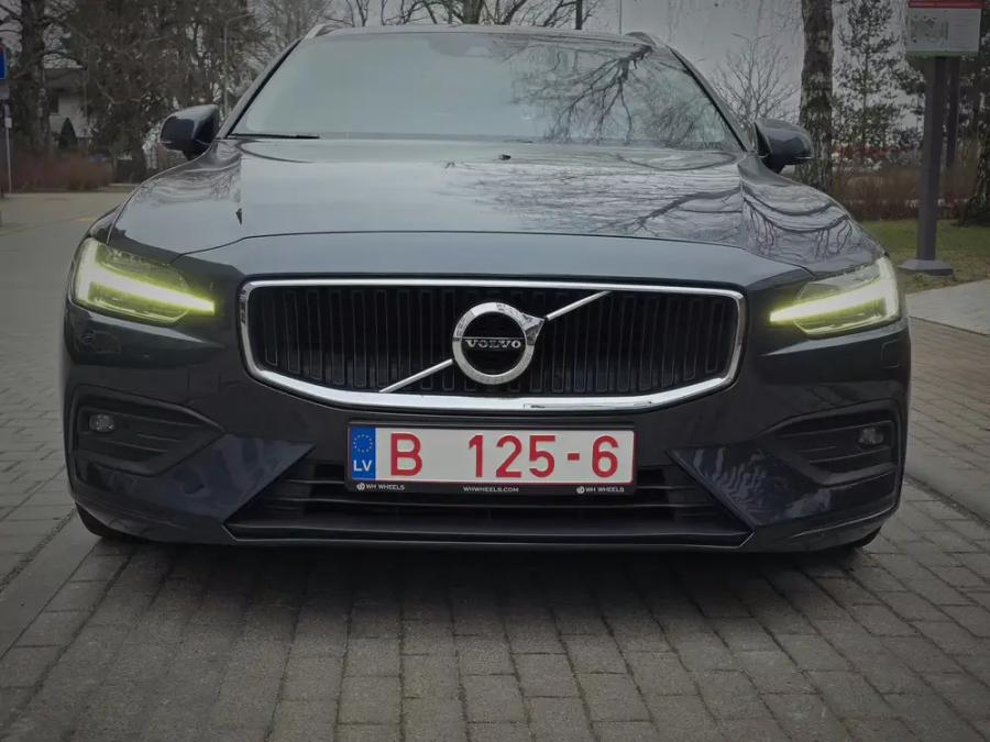 Grey Volvo V60 2019 in Riga, with an engine capacity of 2.00 L and mileage of 293 thousand km for 12495 €, photo 3 on AUTOMOTO.COM.LV