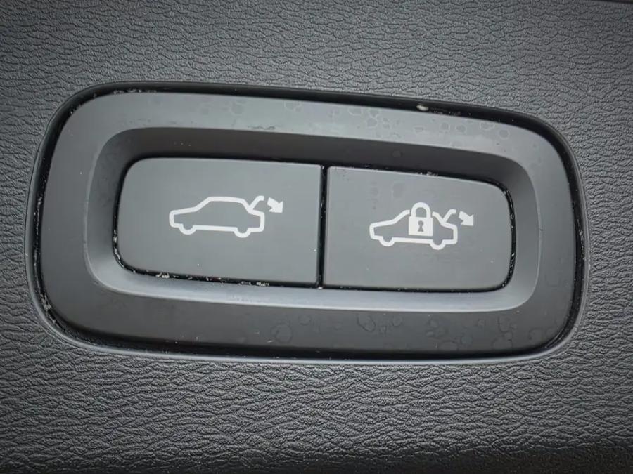 Grey Volvo V60 2019 in Riga, with an engine capacity of 2.00 L and mileage of 293 thousand km for 12495 €, photo 12 on AUTOMOTO.COM.LV
