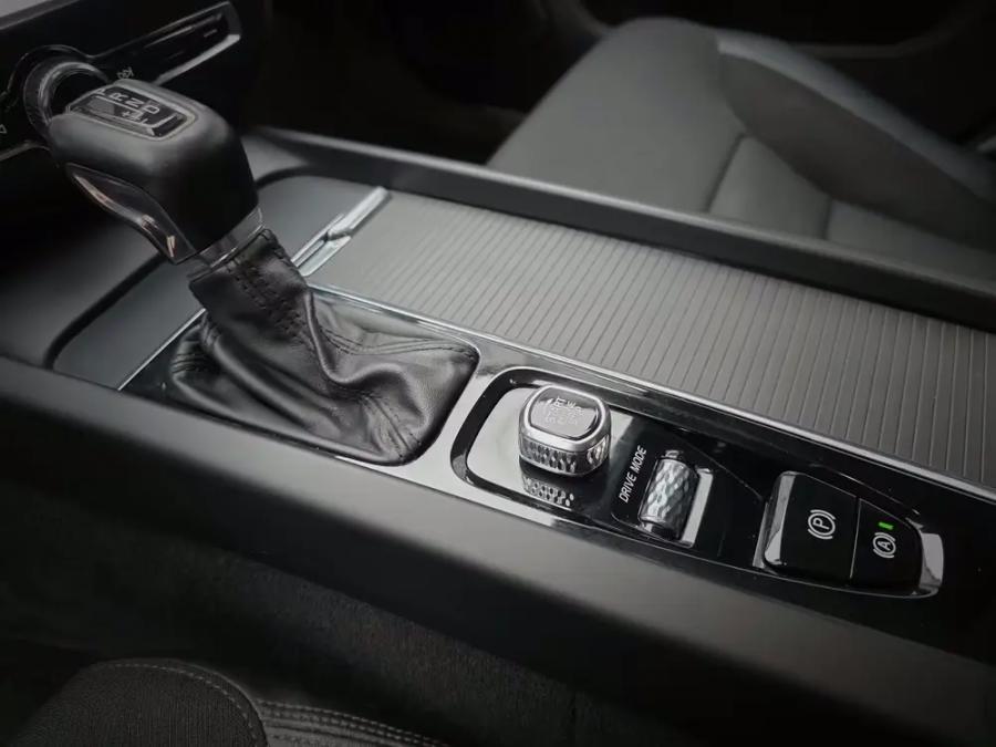 Grey Volvo V60 2019 in Riga, with an engine capacity of 2.00 L and mileage of 293 thousand km for 12495 €, photo 16 on AUTOMOTO.COM.LV