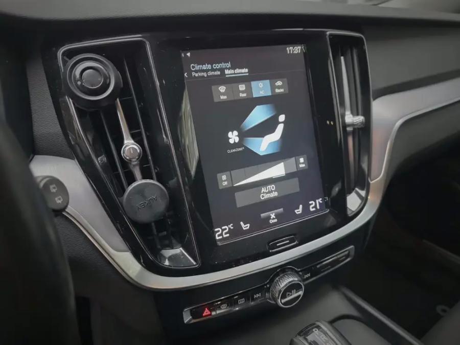 Grey Volvo V60 2019 in Riga, with an engine capacity of 2.00 L and mileage of 293 thousand km for 12495 €, photo 17 on AUTOMOTO.COM.LV