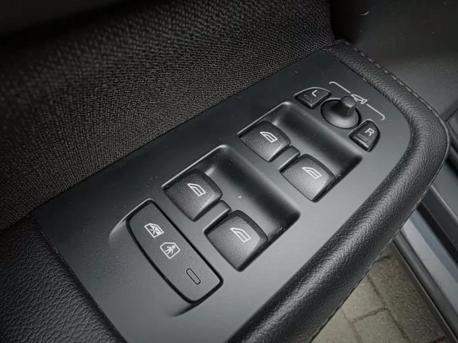 Grey Volvo V60 2019 in Riga, with an engine capacity of 2.00 L and mileage of 293 thousand km for 12495 €, photo 18 on AUTOMOTO.COM.LV