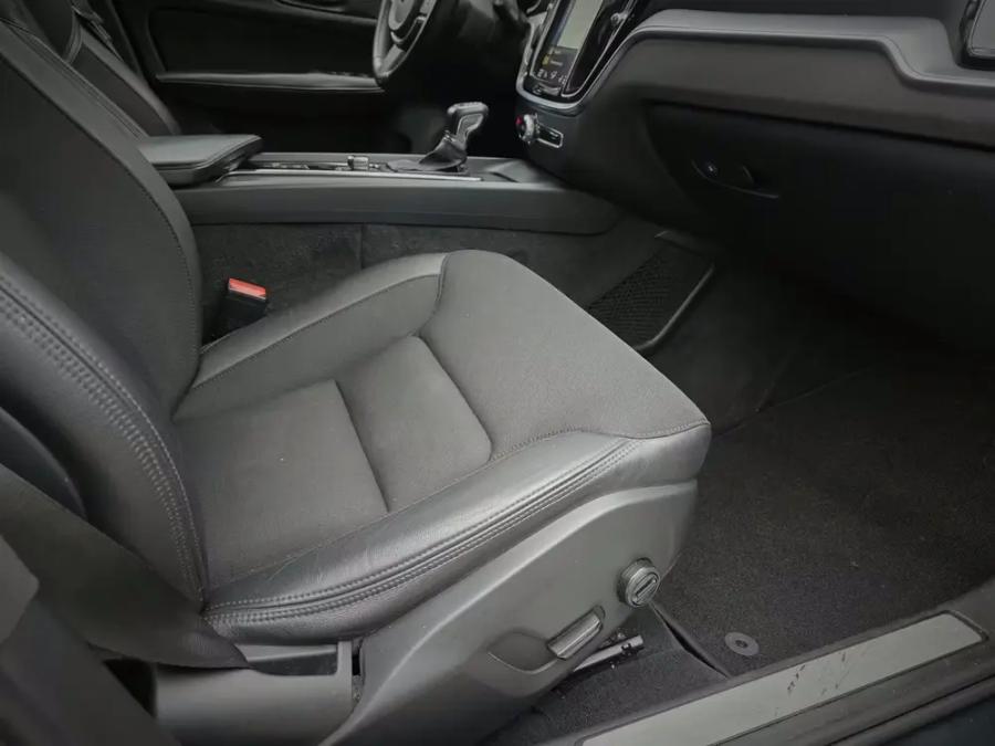 Grey Volvo V60 2019 in Riga, with an engine capacity of 2.00 L and mileage of 293 thousand km for 12495 €, photo 20 on AUTOMOTO.COM.LV