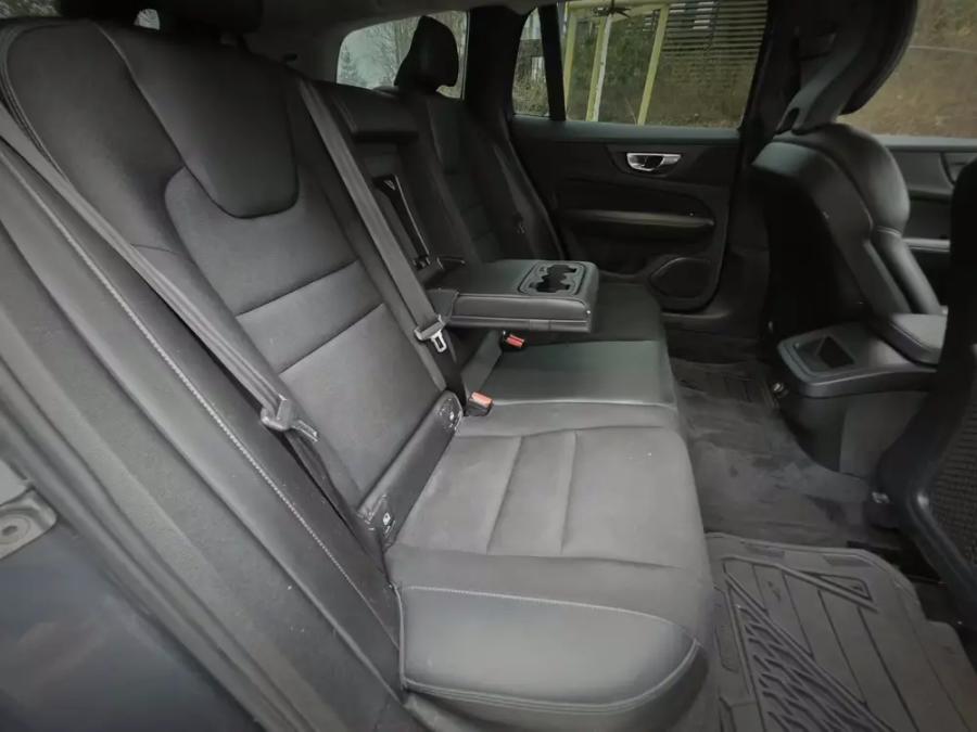 Grey Volvo V60 2019 in Riga, with an engine capacity of 2.00 L and mileage of 293 thousand km for 12495 €, photo 22 on AUTOMOTO.COM.LV