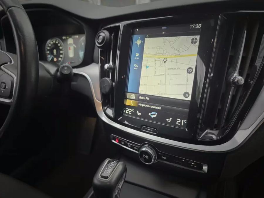 Grey Volvo V60 2019 in Riga, with an engine capacity of 2.00 L and mileage of 293 thousand km for 12495 €, photo 23 on AUTOMOTO.COM.LV