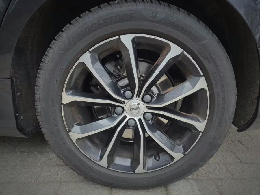 Grey Volvo V60 2019 in Riga, with an engine capacity of 2.00 L and mileage of 293 thousand km for 12495 €, photo 26 on AUTOMOTO.COM.LV