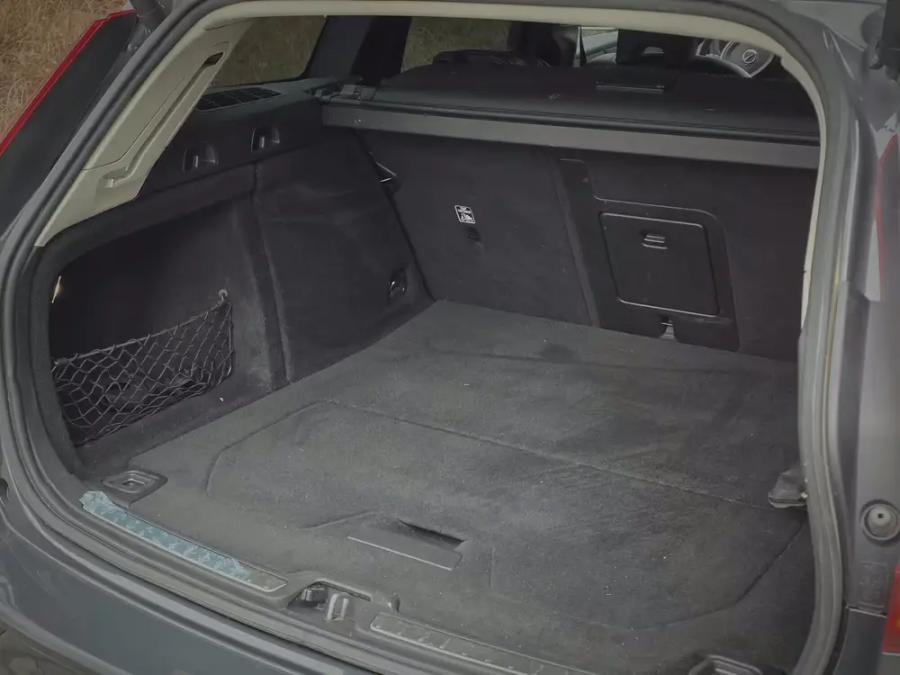 Grey Volvo V60 2019 in Riga, with an engine capacity of 2.00 L and mileage of 293 thousand km for 12495 €, photo 29 on AUTOMOTO.COM.LV