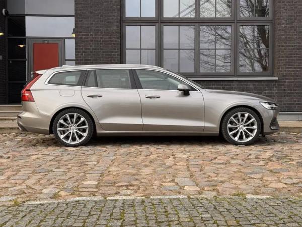 Grey Volvo V60 2019 in Riga, with an engine capacity of 2.00 L and mileage of 202 thousand km for 18995 €, photo 4 on AUTOMOTO.COM.LV