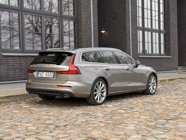 Grey Volvo V60 2019 in Riga, with an engine capacity of 2.00 L and mileage of 202 thousand km for 18995 €, photo 5 on AUTOMOTO.COM.LV