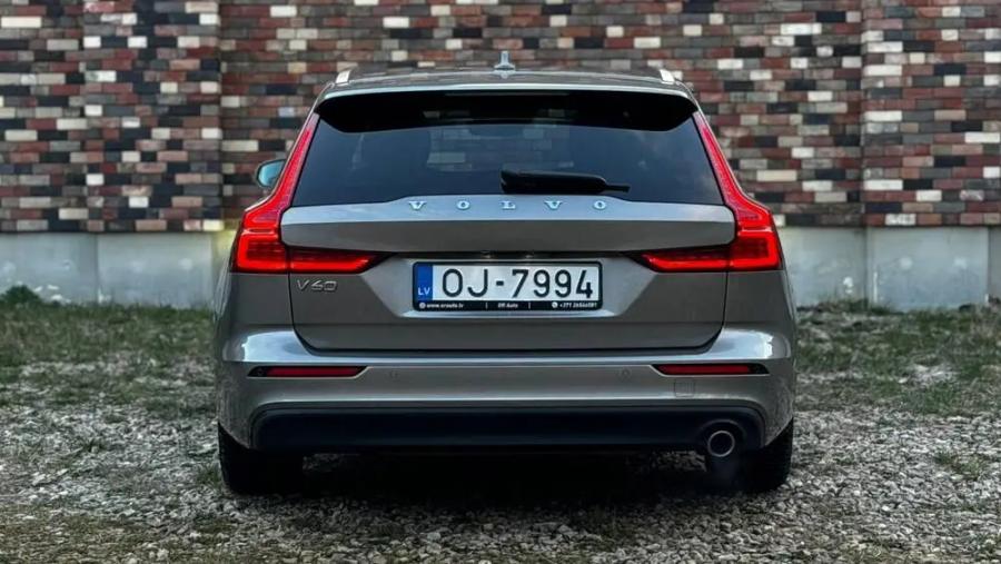 Grey Volvo V60 2019 in Riga, with an engine capacity of 2.00 L and mileage of 201 thousand km for 16500 €, photo 3 on AUTOMOTO.COM.LV
