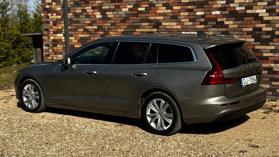 Grey Volvo V60 2019 in Riga, with an engine capacity of 2.00 L and mileage of 201 thousand km for 16500 €, photo 7 on AUTOMOTO.COM.LV
