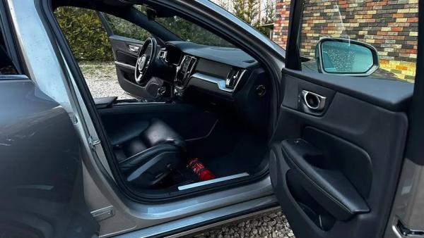 Grey Volvo V60 2019 in Riga, with an engine capacity of 2.00 L and mileage of 201 thousand km for 16500 €, photo 8 on AUTOMOTO.COM.LV