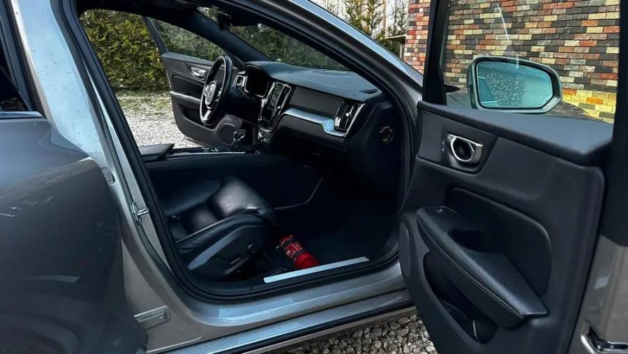 Grey Volvo V60 2019 in Riga, with an engine capacity of 2.00 L and mileage of 201 thousand km for 16500 €, photo 9 on AUTOMOTO.COM.LV