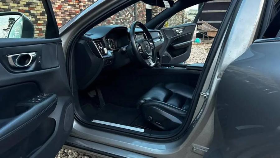 Grey Volvo V60 2019 in Riga, with an engine capacity of 2.00 L and mileage of 201 thousand km for 16500 €, photo 10 on AUTOMOTO.COM.LV