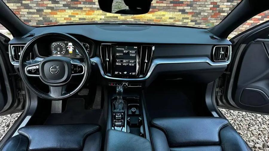 Grey Volvo V60 2019 in Riga, with an engine capacity of 2.00 L and mileage of 201 thousand km for 16500 €, photo 11 on AUTOMOTO.COM.LV