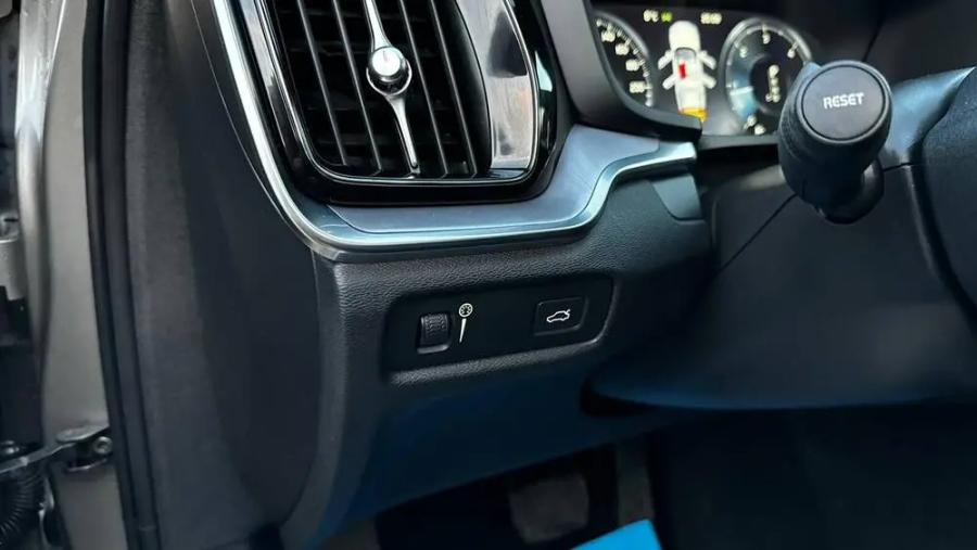 Grey Volvo V60 2019 in Riga, with an engine capacity of 2.00 L and mileage of 201 thousand km for 16500 €, photo 13 on AUTOMOTO.COM.LV