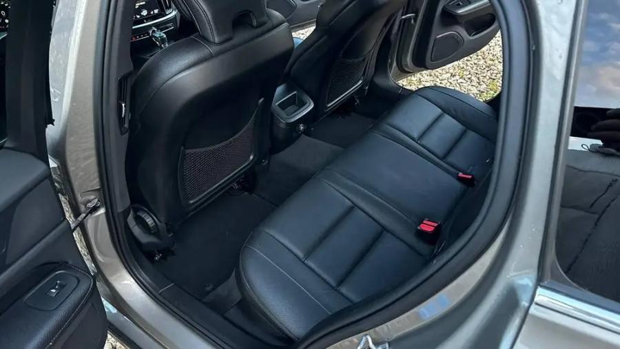 Grey Volvo V60 2019 in Riga, with an engine capacity of 2.00 L and mileage of 201 thousand km for 16500 €, photo 15 on AUTOMOTO.COM.LV